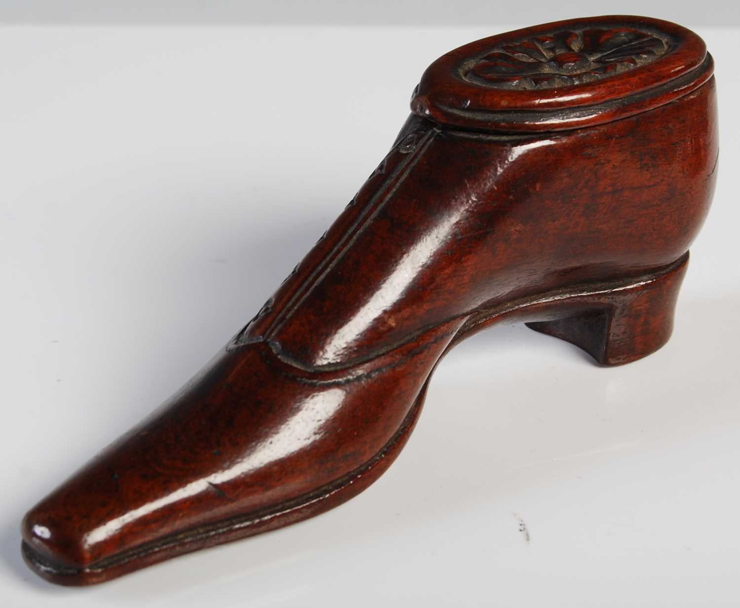 Lot 143 - An early 19th century treen snuff box formed