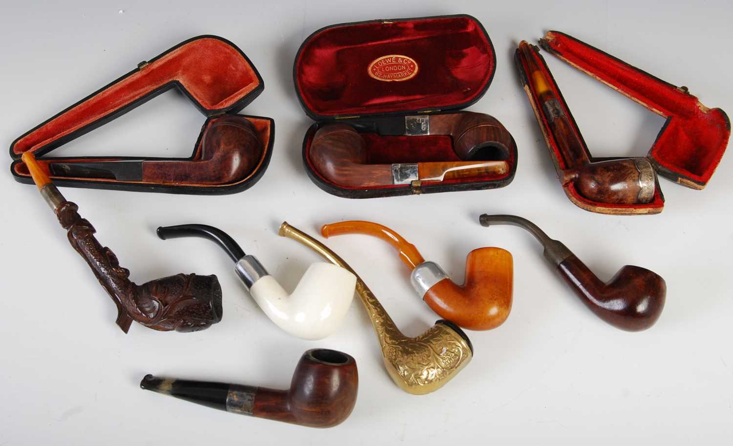 Lot 84 - A collection of assorted vintage pipes to