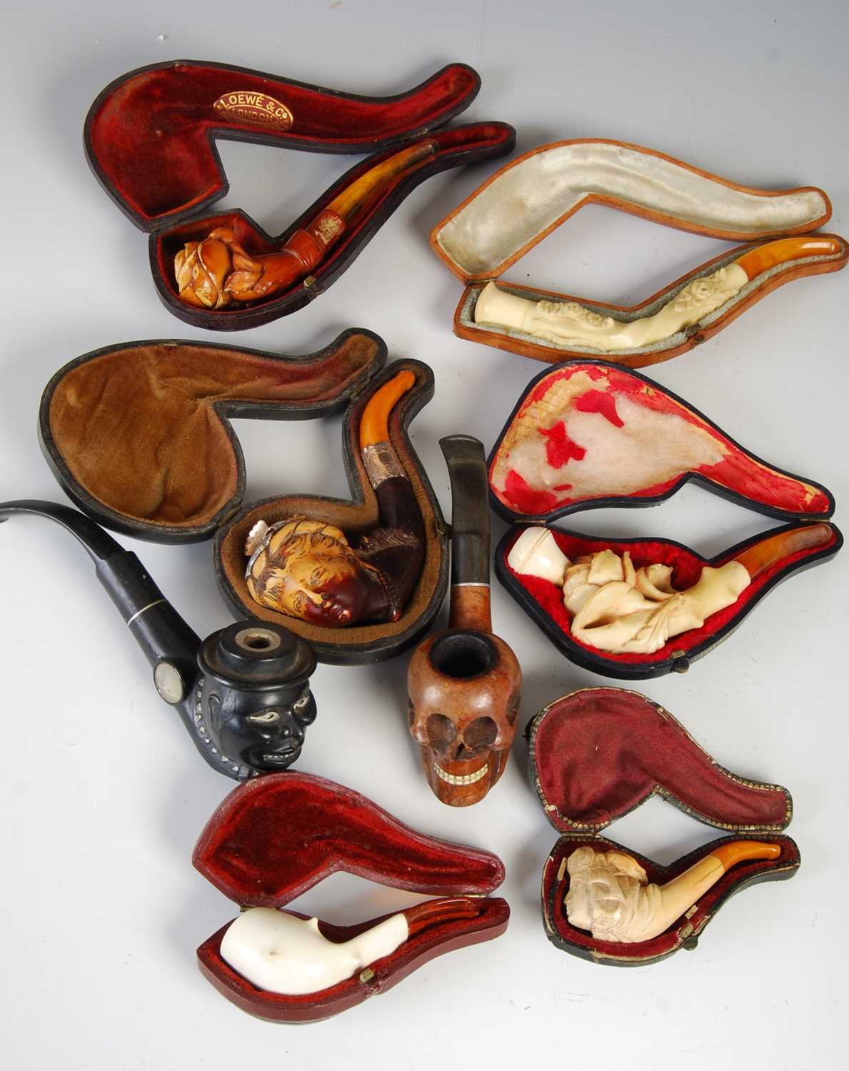 Lot 84 - A collection of eight assorted pipes to