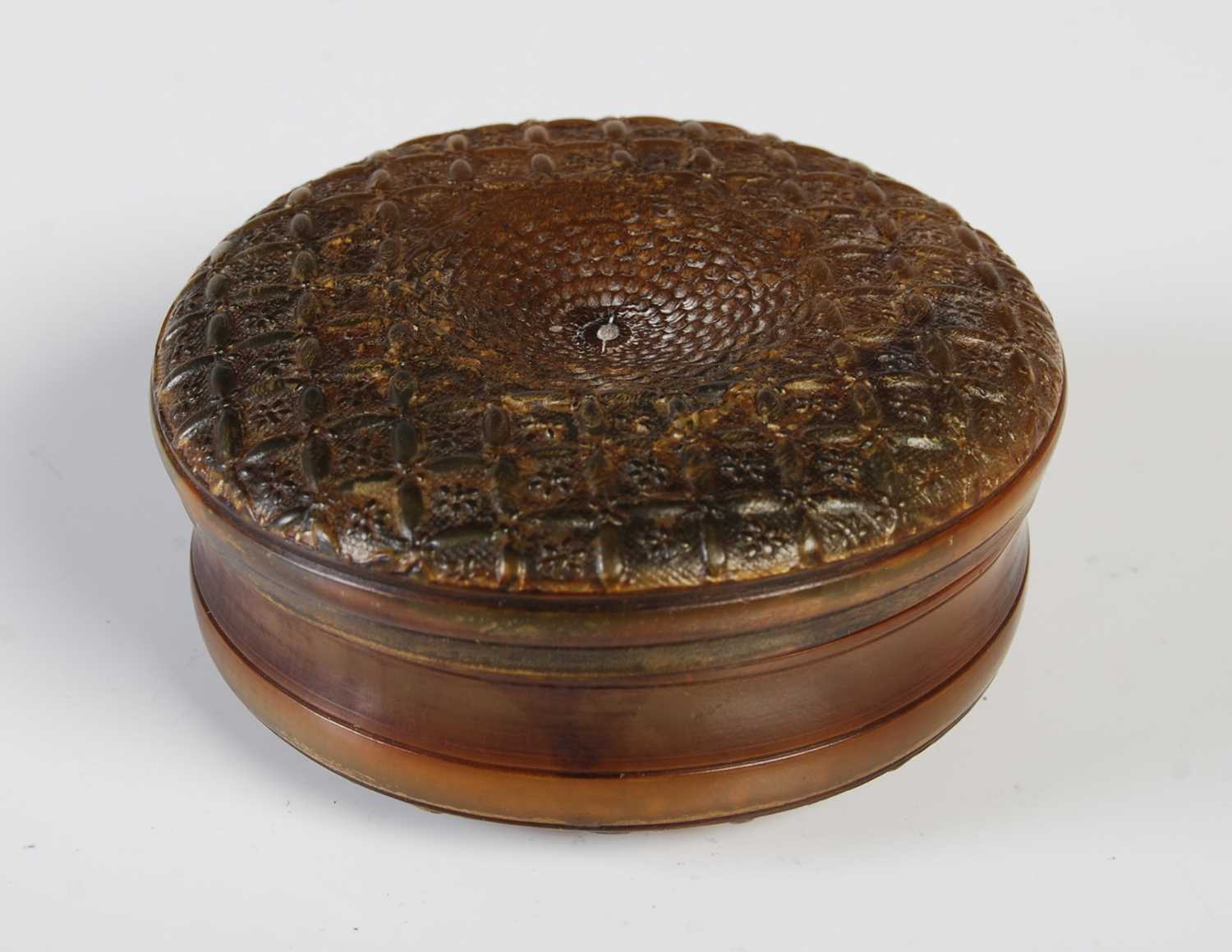 Lot 341 - A large mid-18th century pressed horn