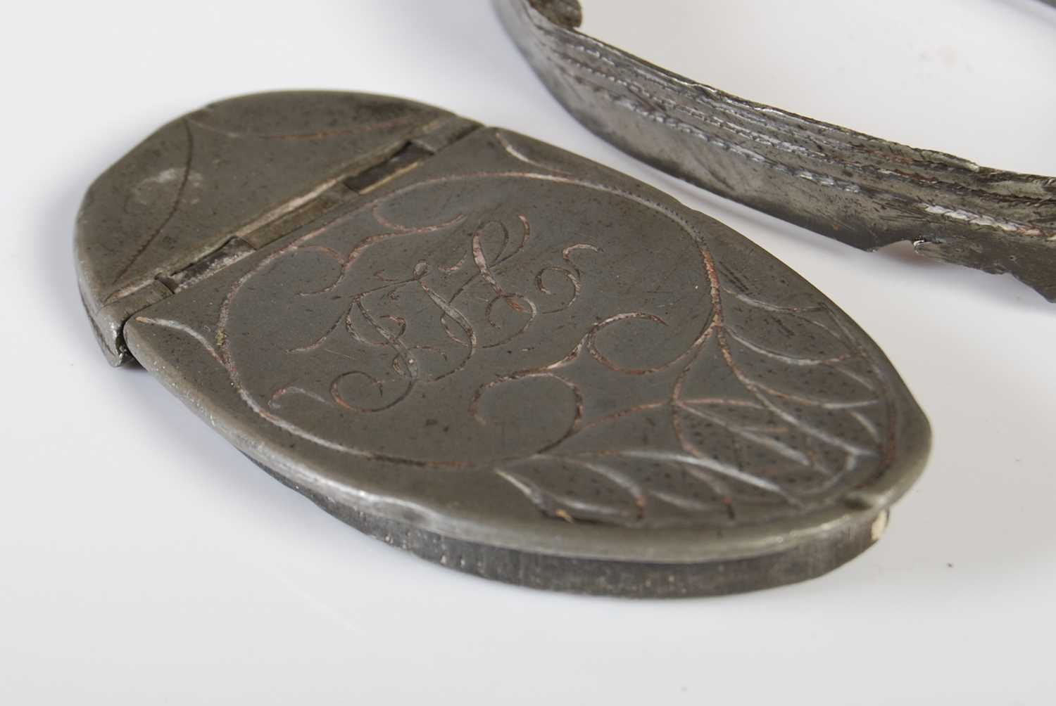 Lot 263 - A 19th century Scottish deer's hoof snuff