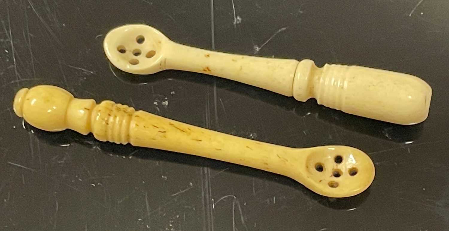 Lot 325 - Two 19th century bone snuff spoons, with