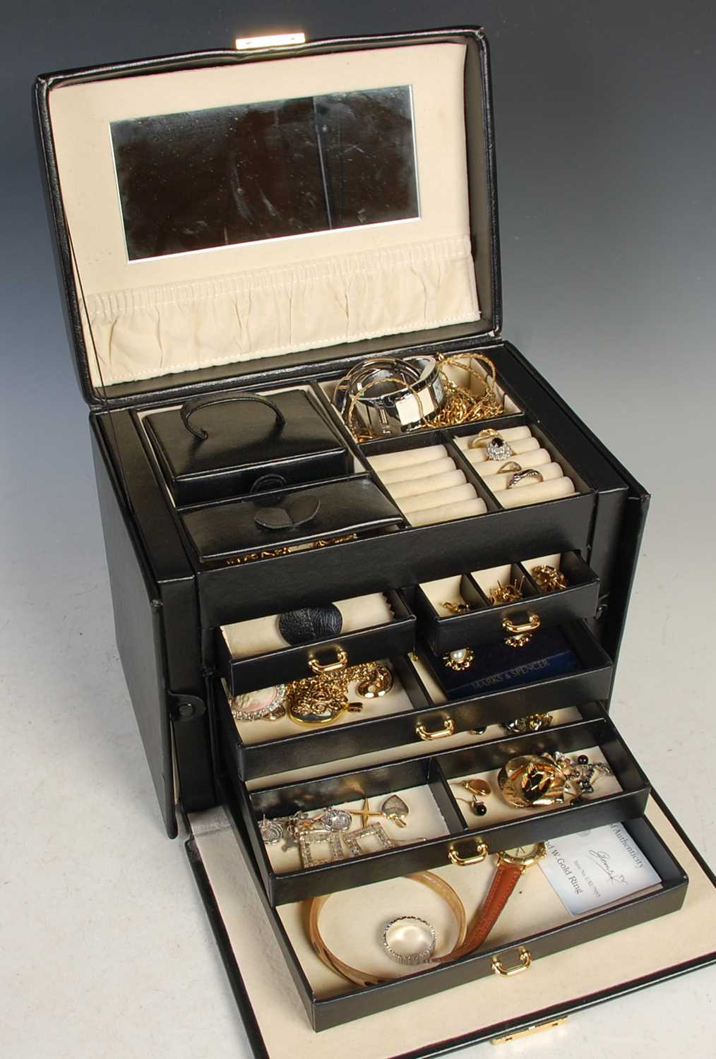 Lot 238 - A jewellery box containing a large