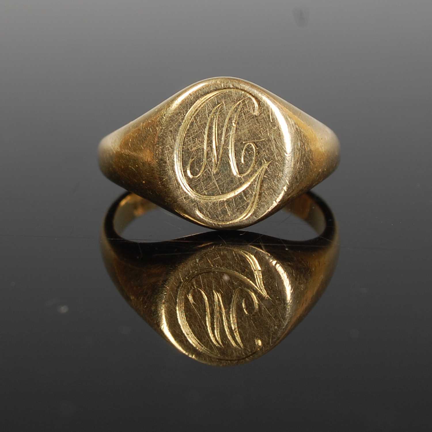 Lot 297 - An 18ct gold signet ring, engraved with
