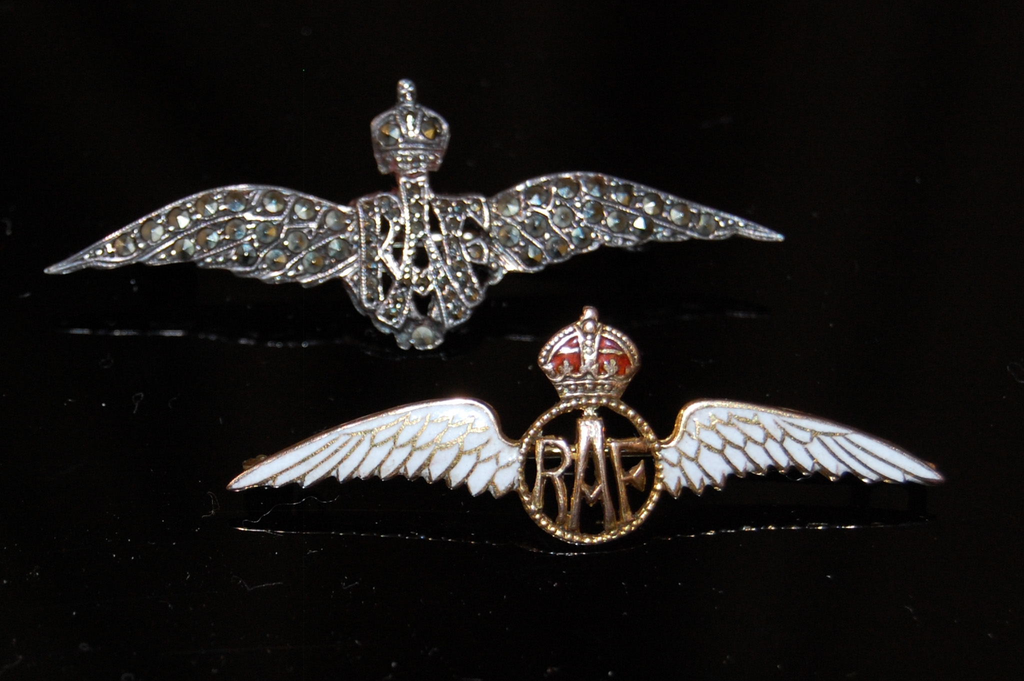 Lot 176 - A 9ct gold and enamel RAF Wings brooch,