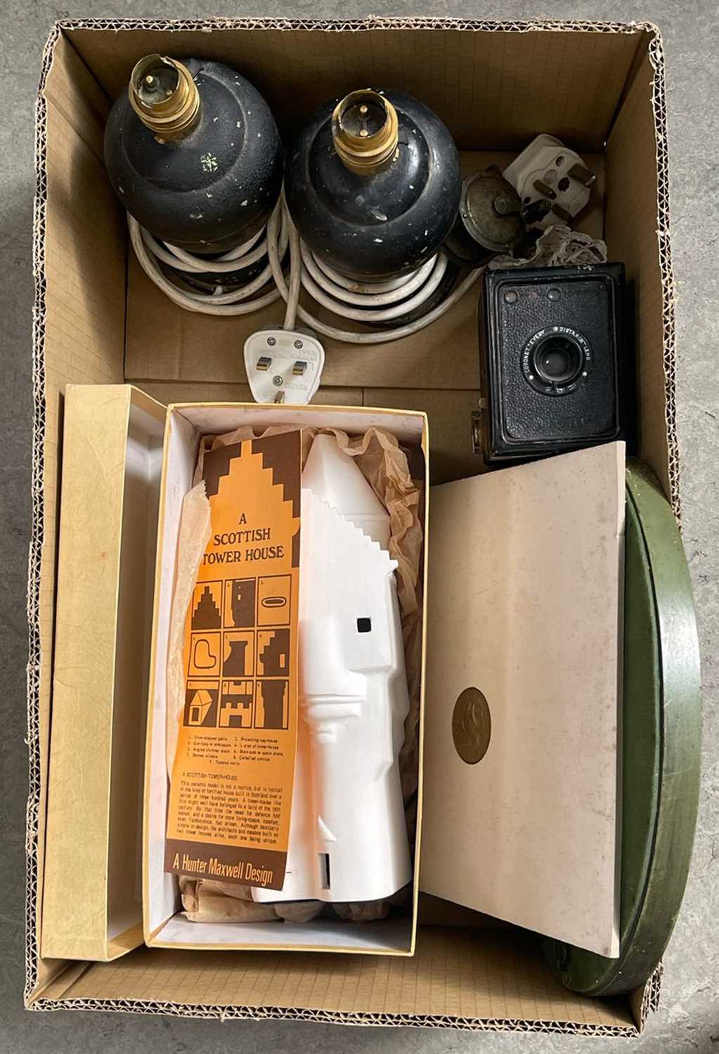 Lot 353 - A box of assorted household items, to