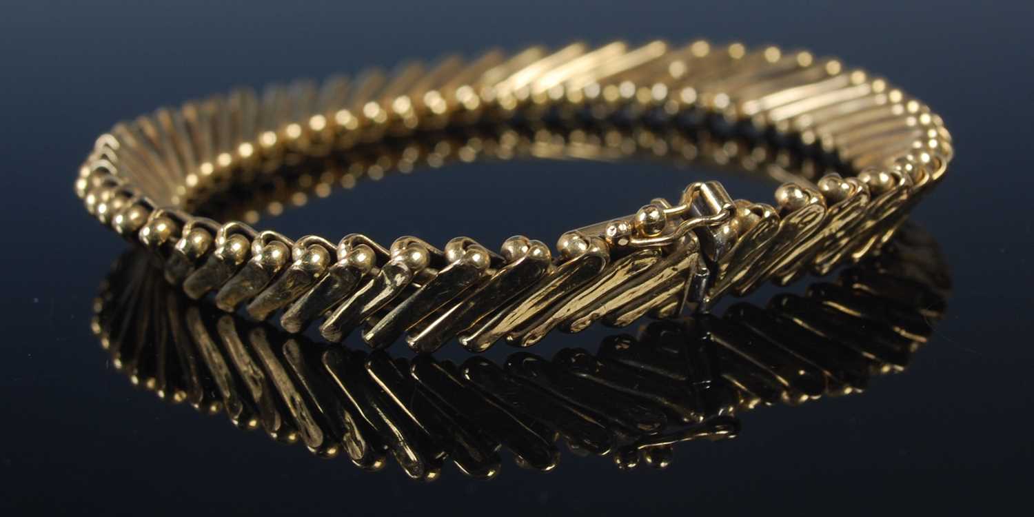Lot 533 - A yellow metal bracelet, stamped '750',