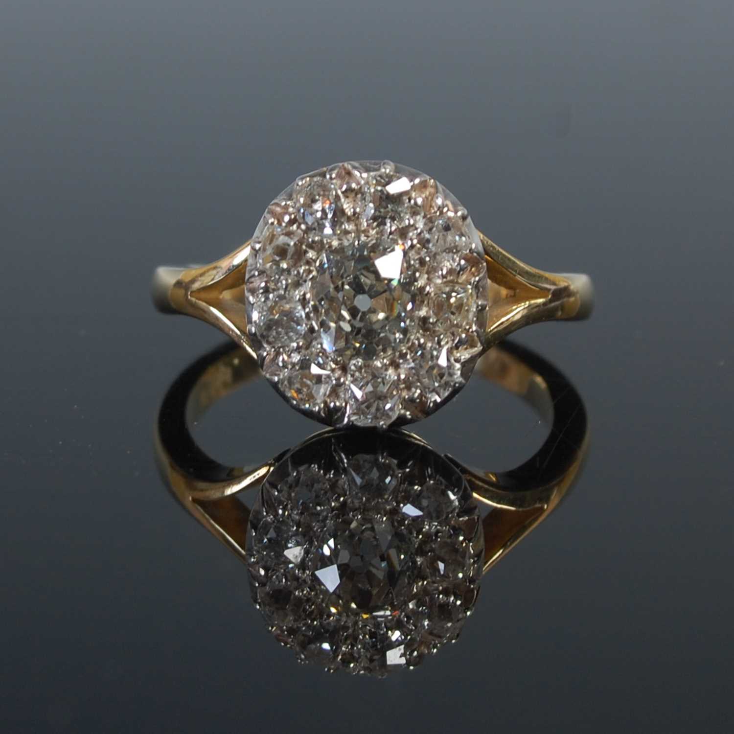 Lot 536 - A late Victorian diamond cluster ring, set