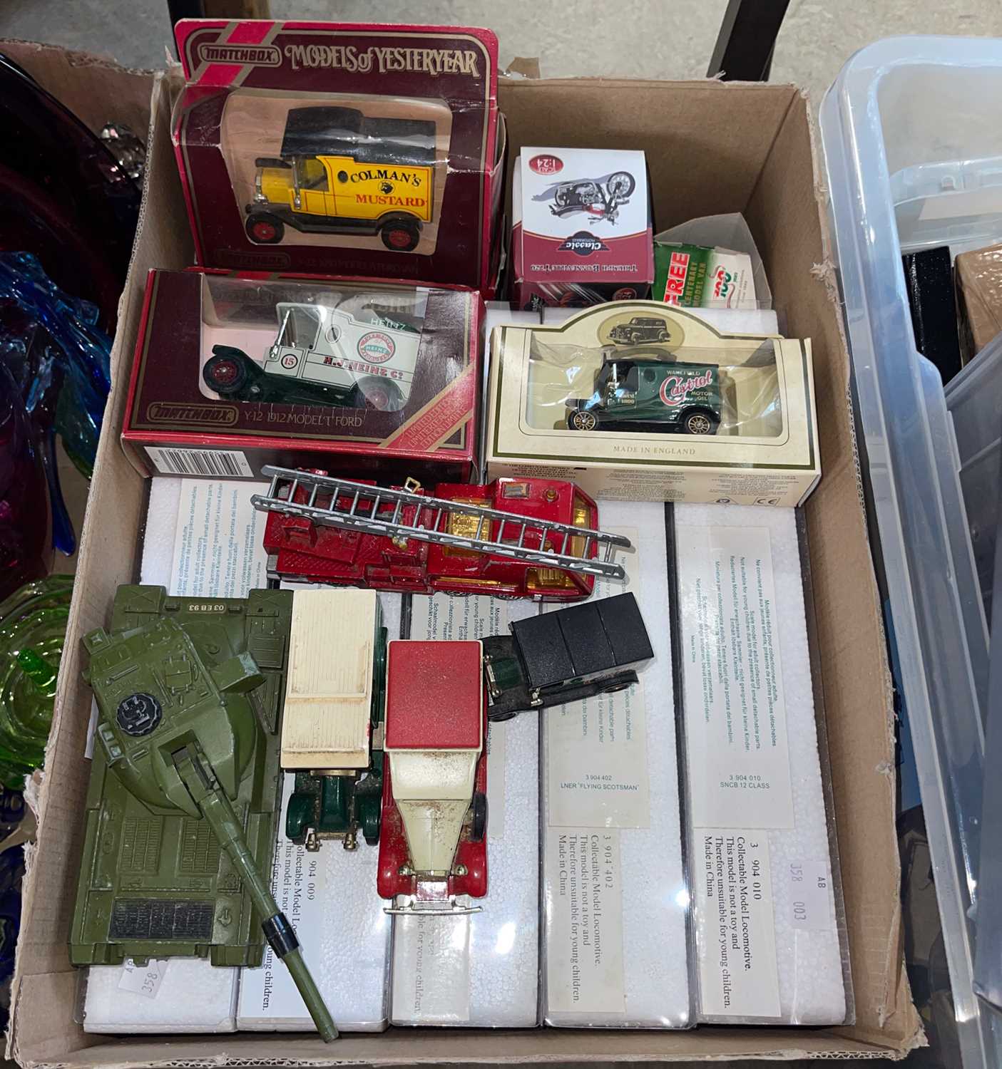 Lot 713 - A box of assorted vintage model cars; vans;