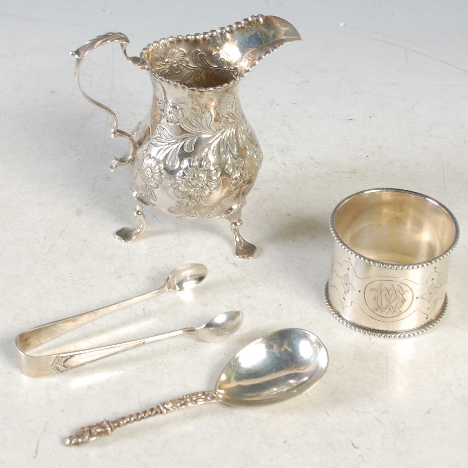 Lot 123 - A group of silver ware to include to include