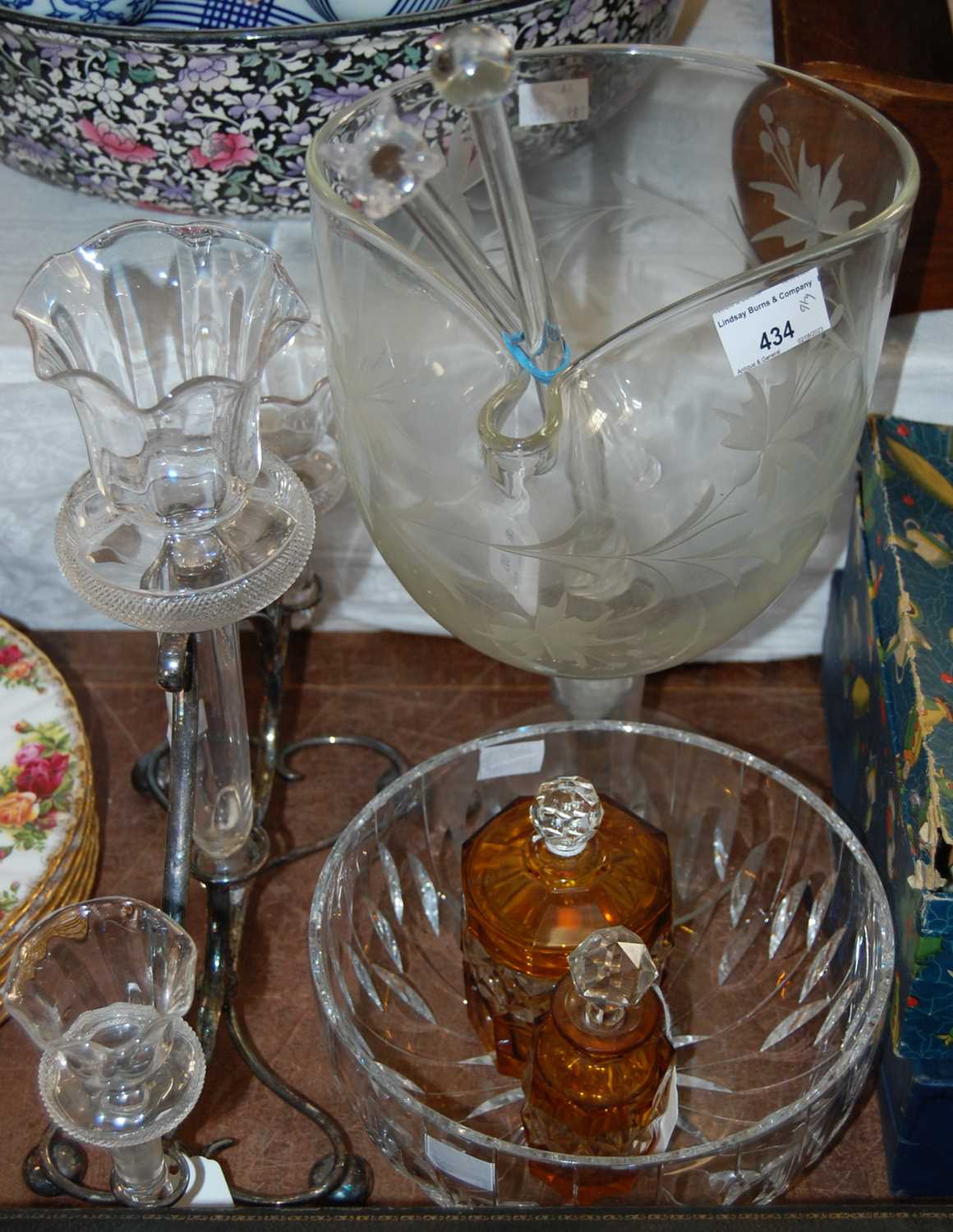 Lot 434 - A group of mixed glassware to include an