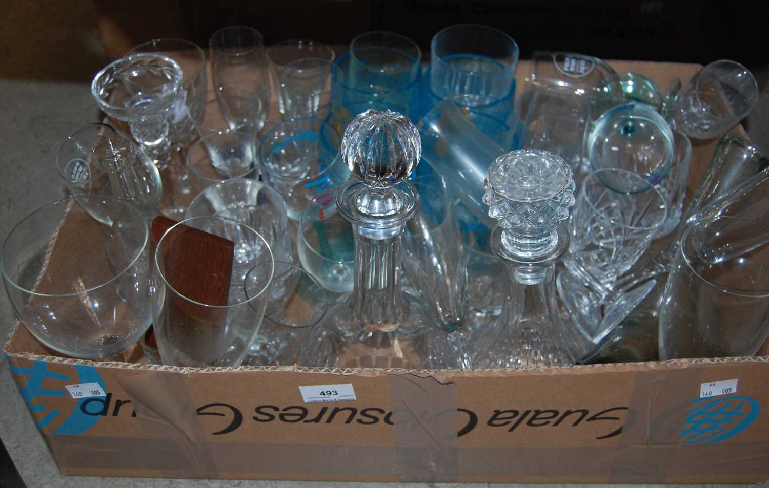 Lot 493 - Box - assorted glassware