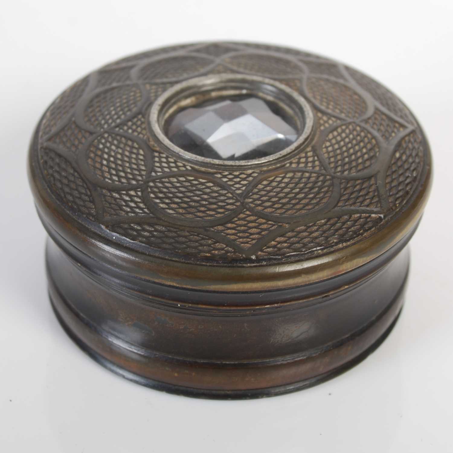 Lot 253 - A pressed horn circular snuff box,