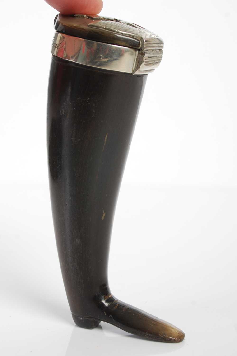 Lot 267 - A Scottish horn snuff mull in the form of a