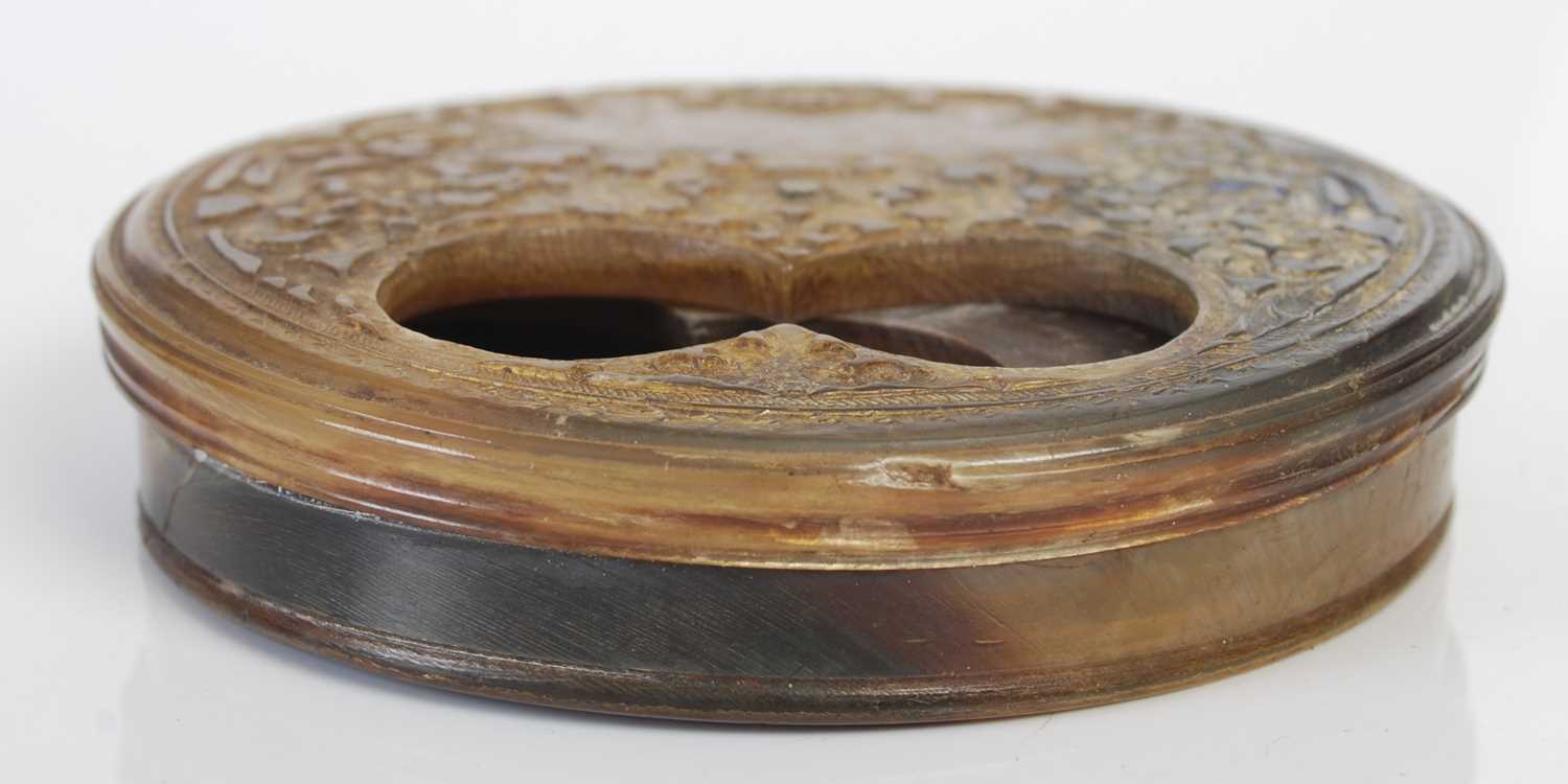 Lot 277 - A pressed horn circular snuff box,