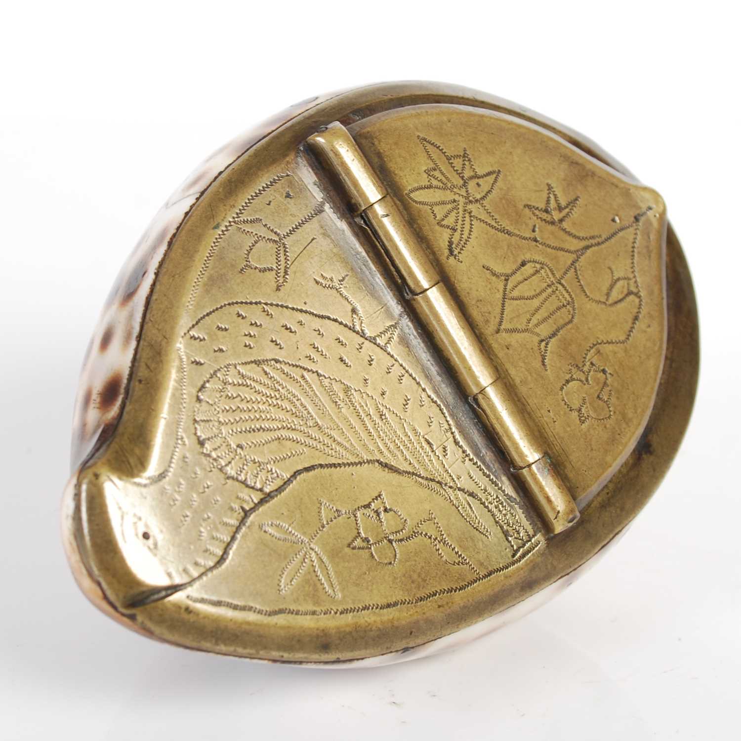 Lot 281 - A cowrie shell snuff box,