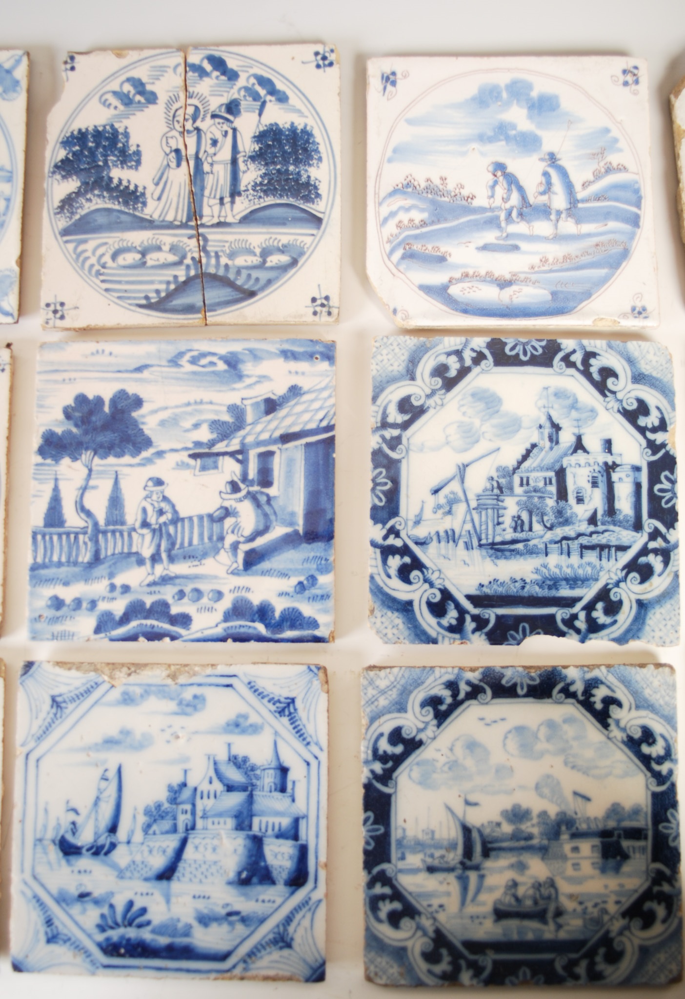 Lot 551 - A collection of fifteen assorted Delft blue