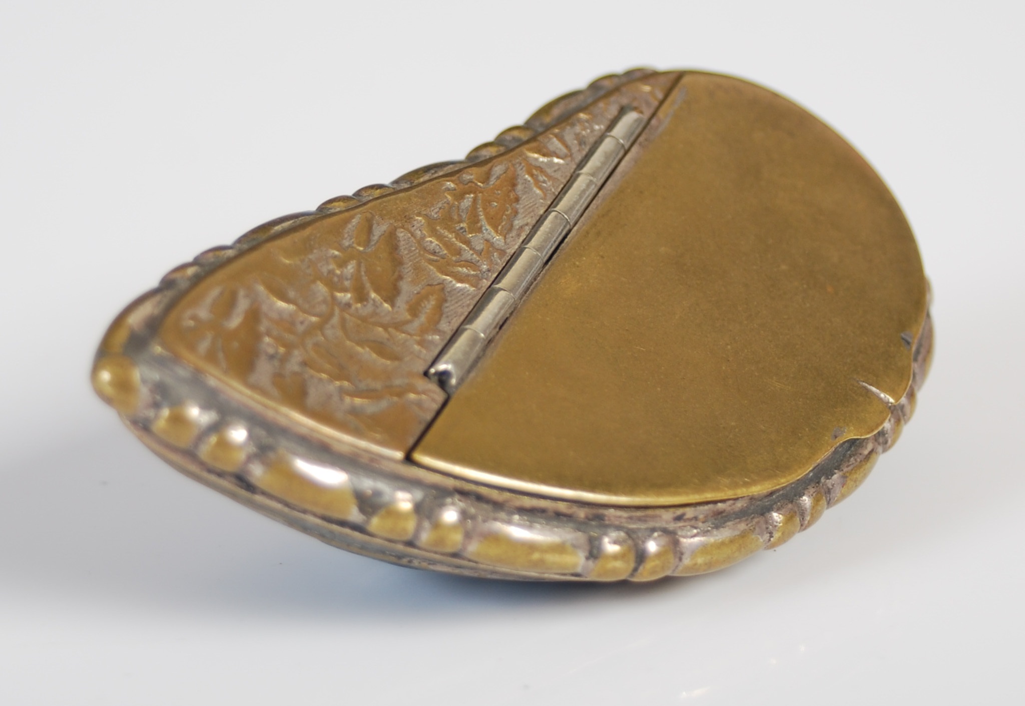 Lot 235 - An unusual snuff box formed as a mussel