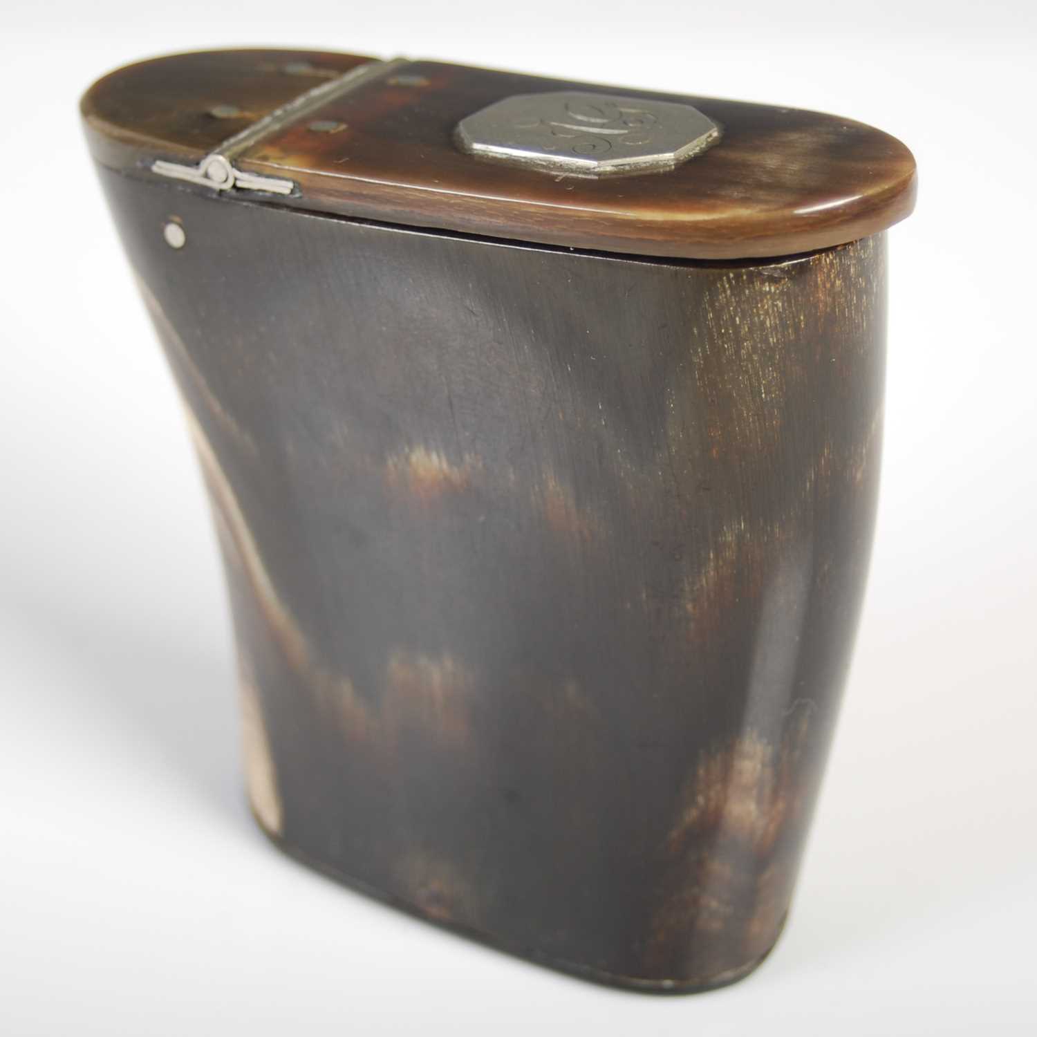 Lot 215 - A Scottish flattened horn upright snuff mull