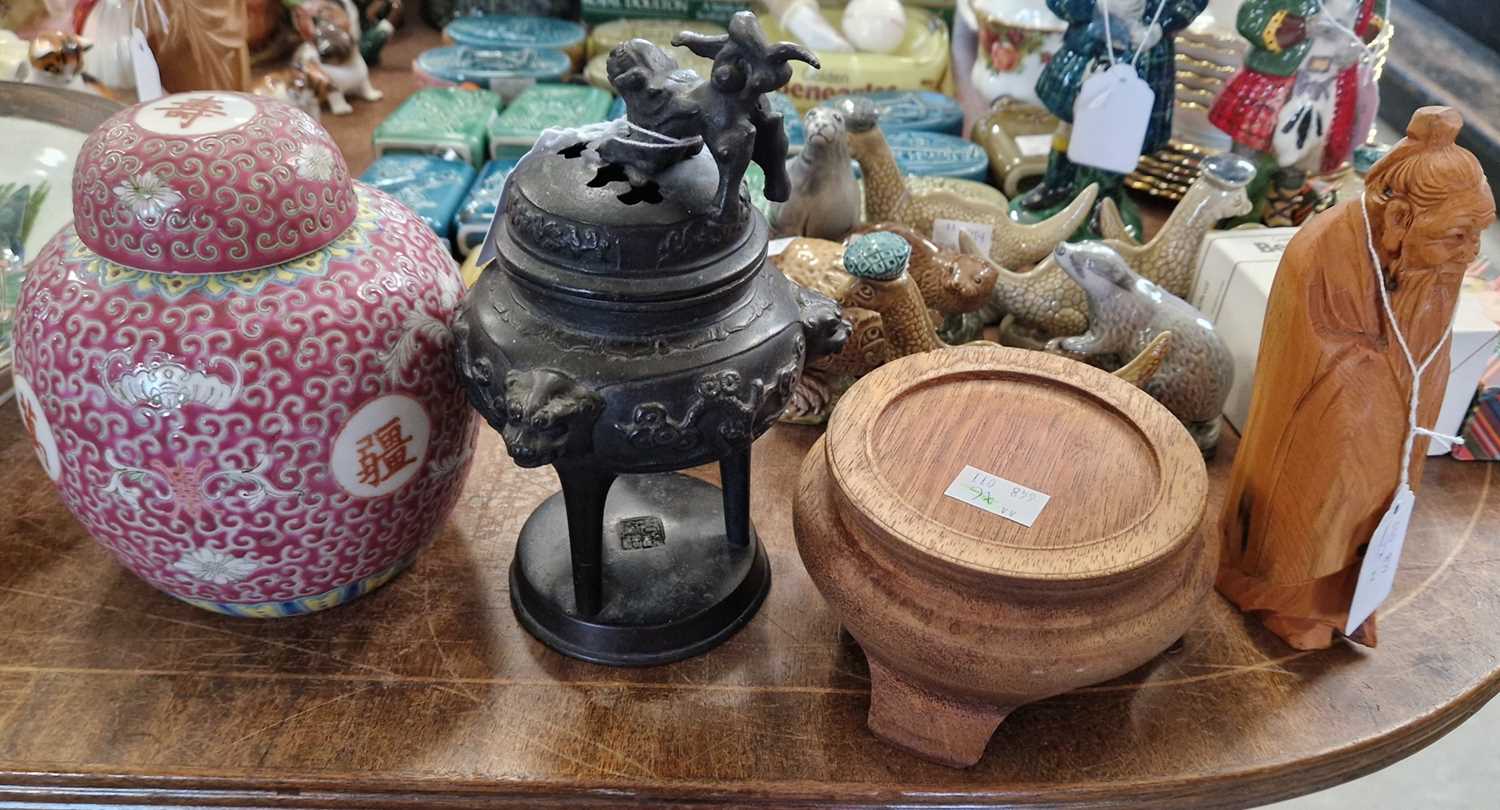 Lot 515 - A mixed group of Chinese items comprising a