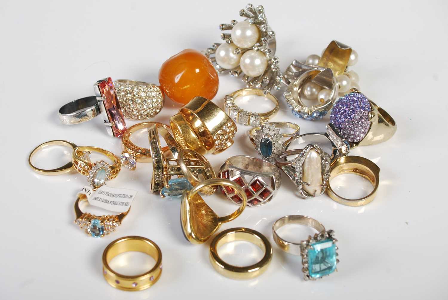 Lot 331 - A Collection of assorted modern dress rings.