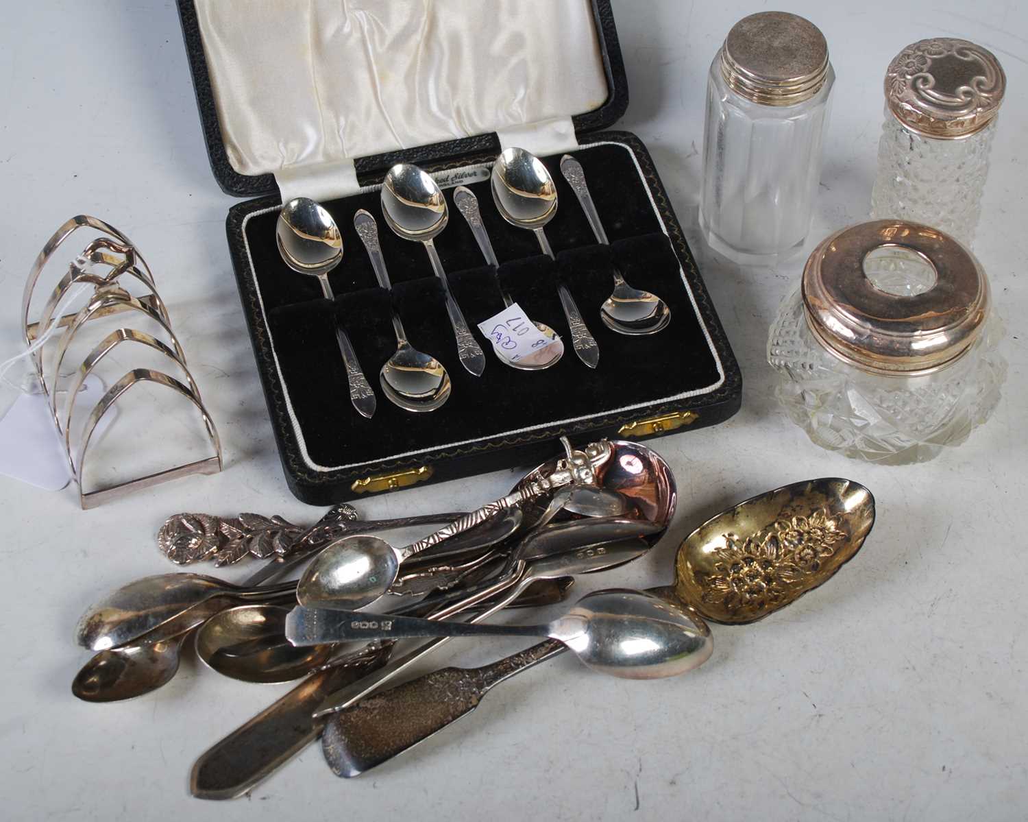 Lot 141 - A collection of assorted silverware to