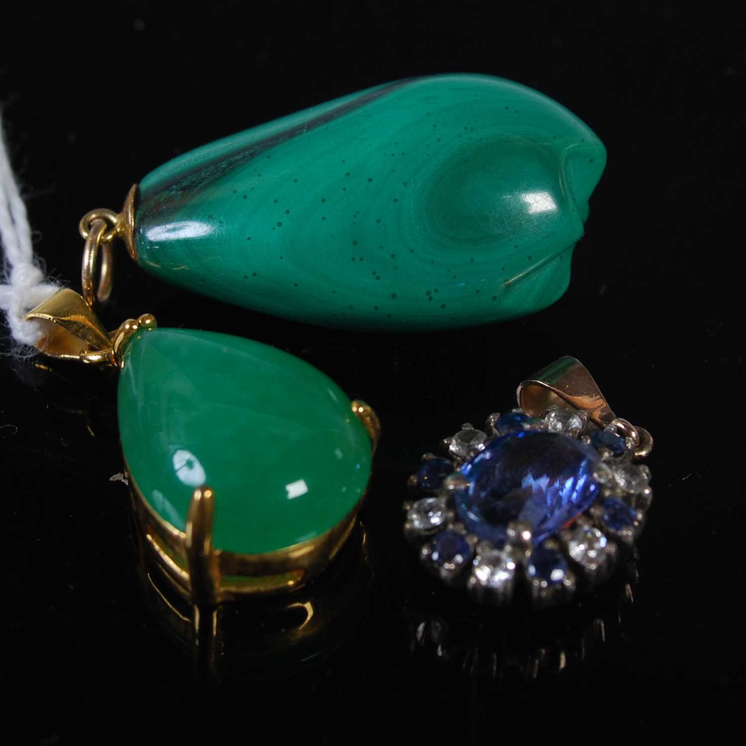 Lot 236 - A yellow metal mounted jade pear shaped