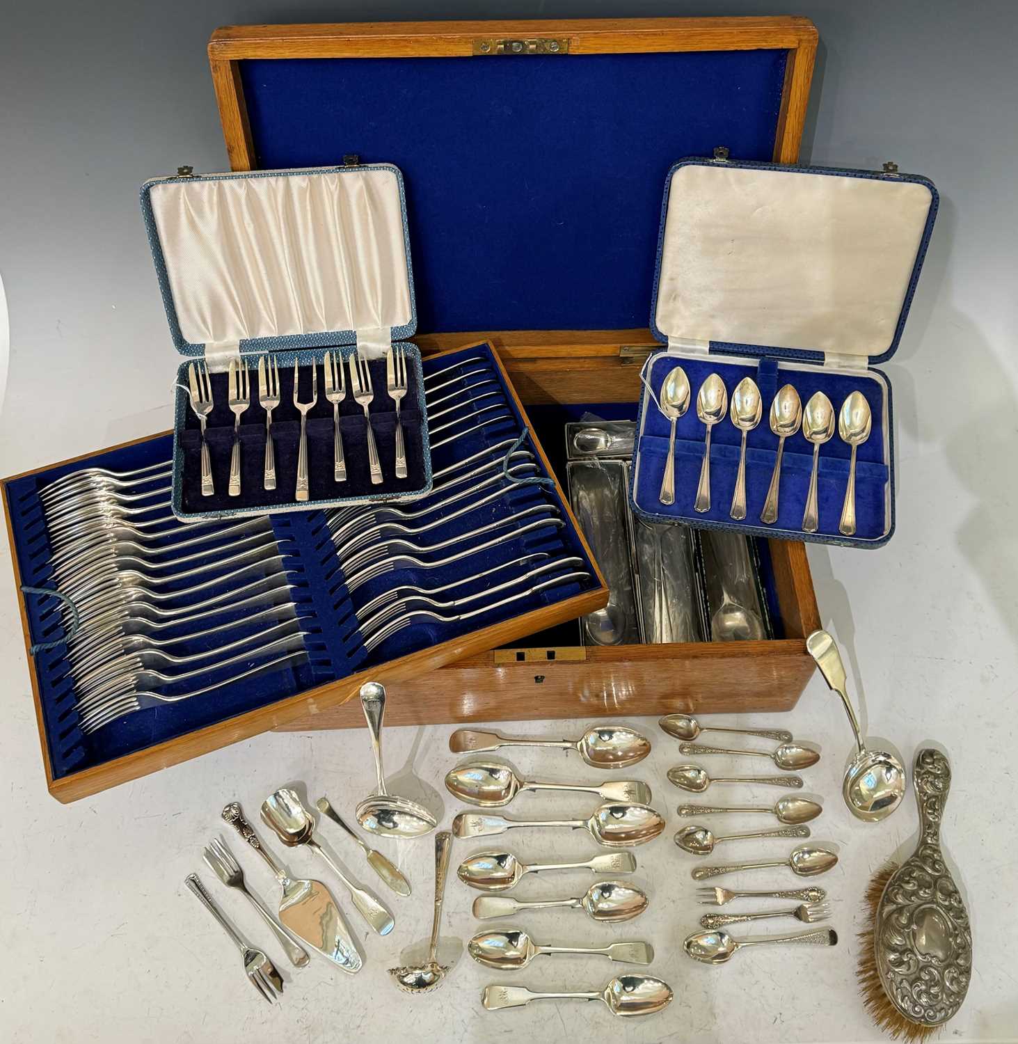 Lot 509 - A collection of EPNS to include an oak part
