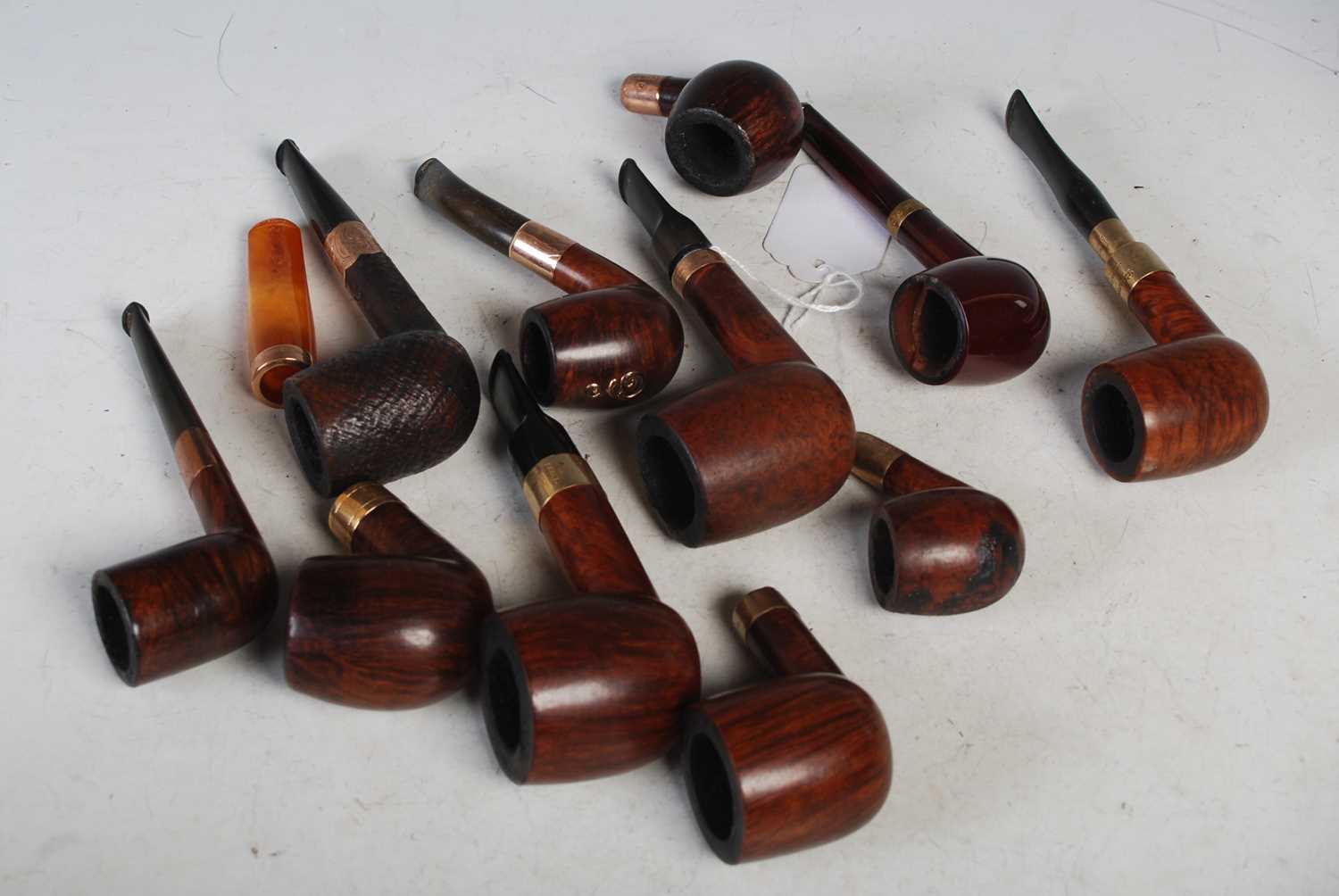 Lot 331 - A collection of assorted vintage pipes to